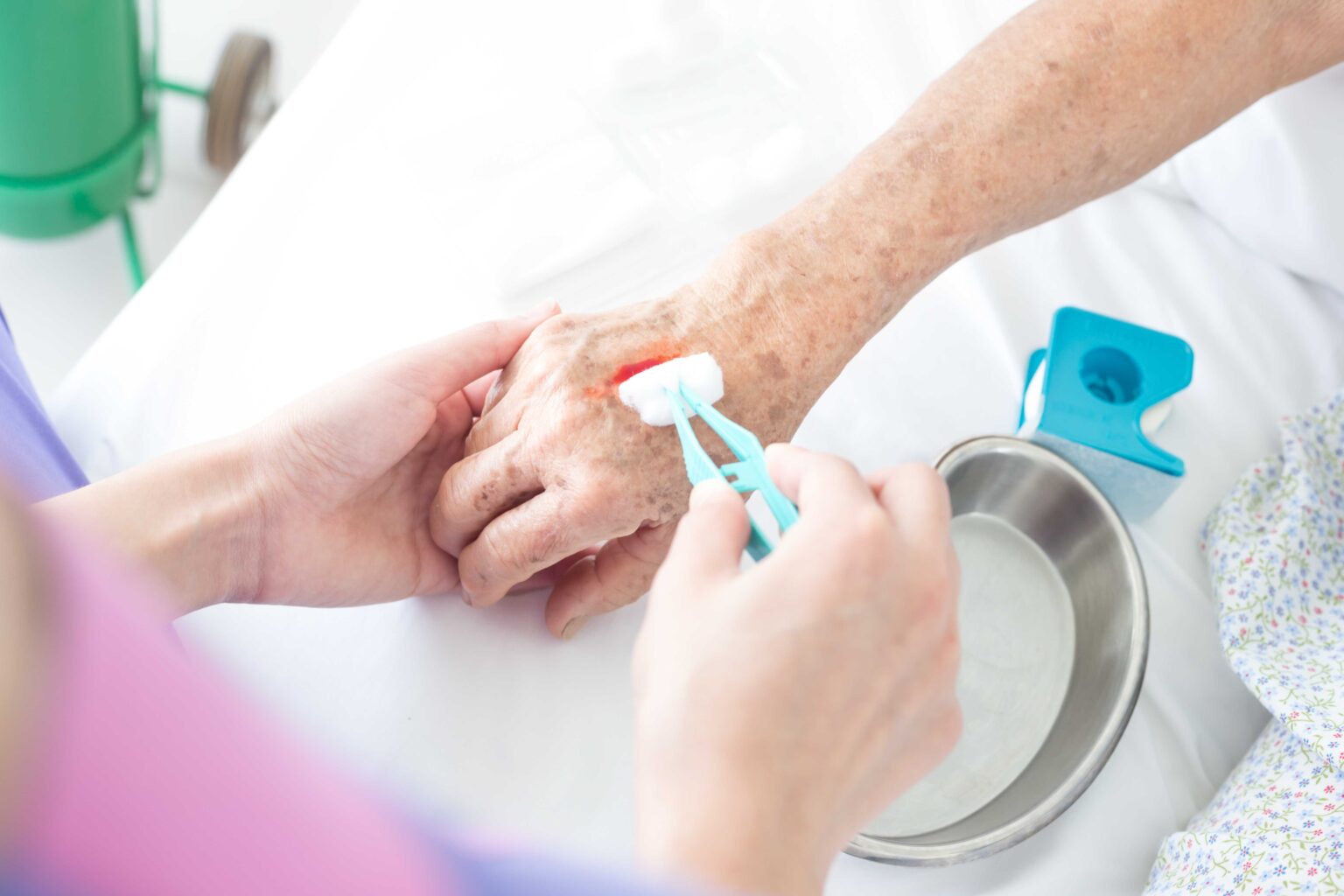 Emergency Care For Mild Cuts In Texas | Aether Health